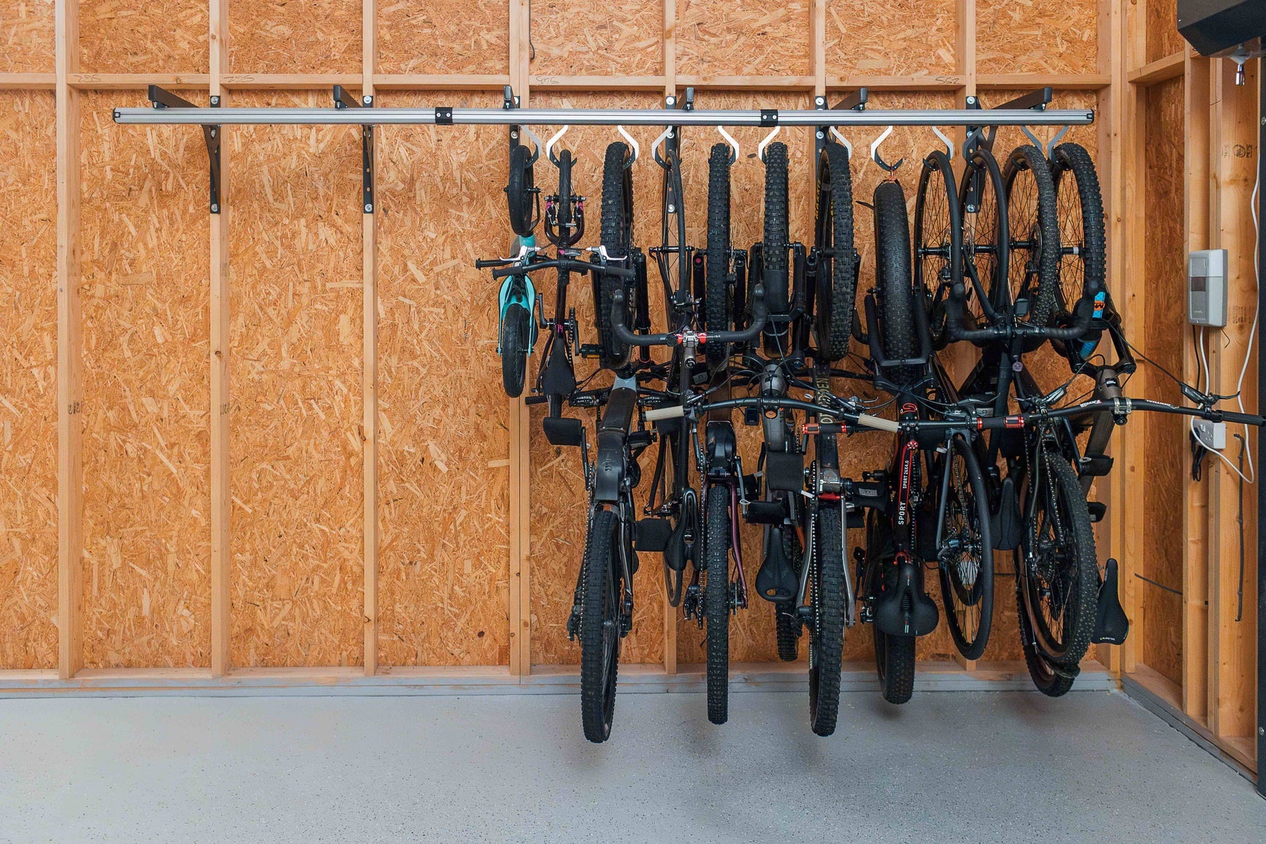 Stashed SpaceRail Bike Storage System / Wall Fahrrad-Aufhängesystem ...